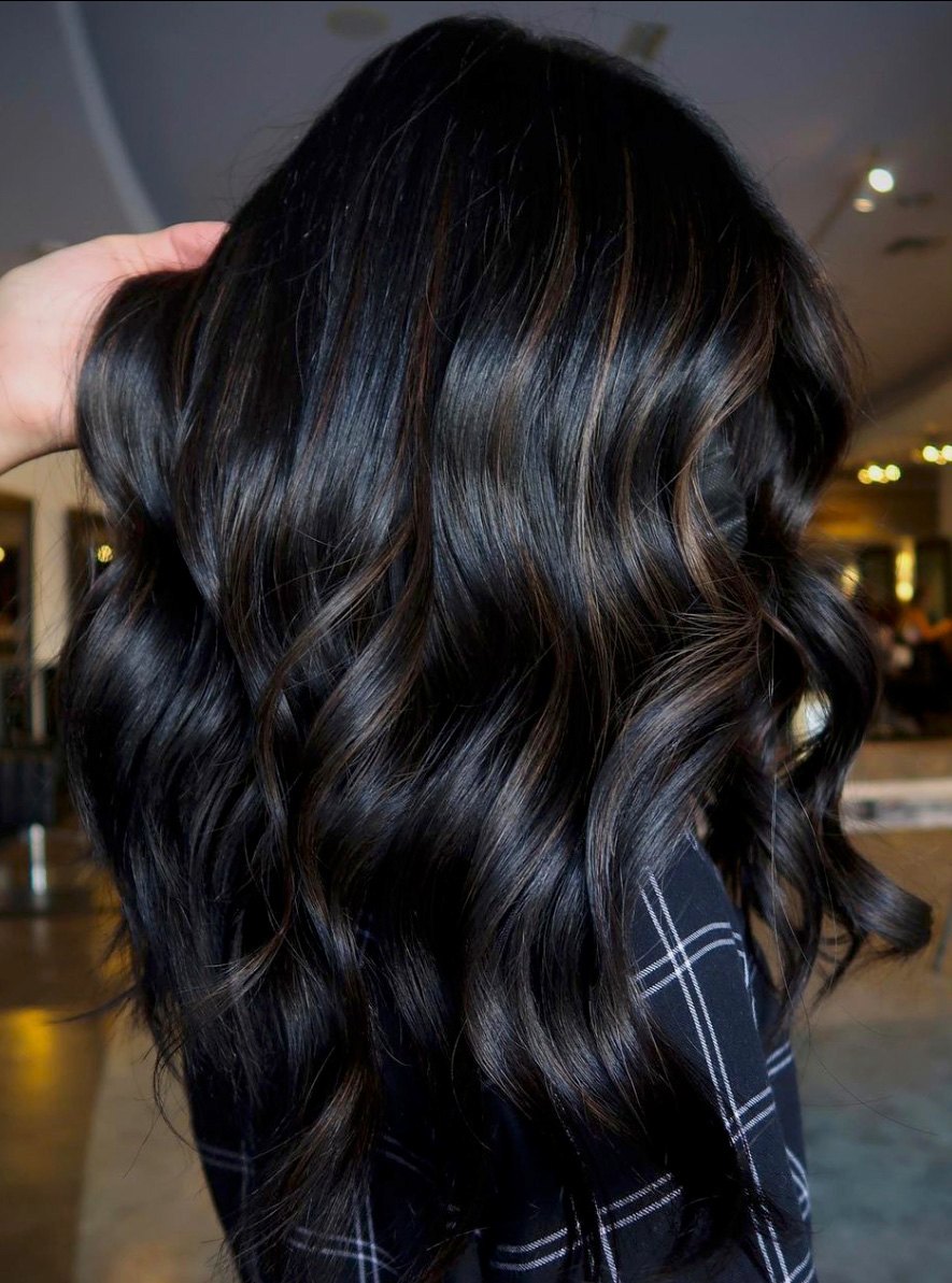 10 mechas para pelo negro que serán tendencia en 2024 y rejuvenecen el rostro - User's blog